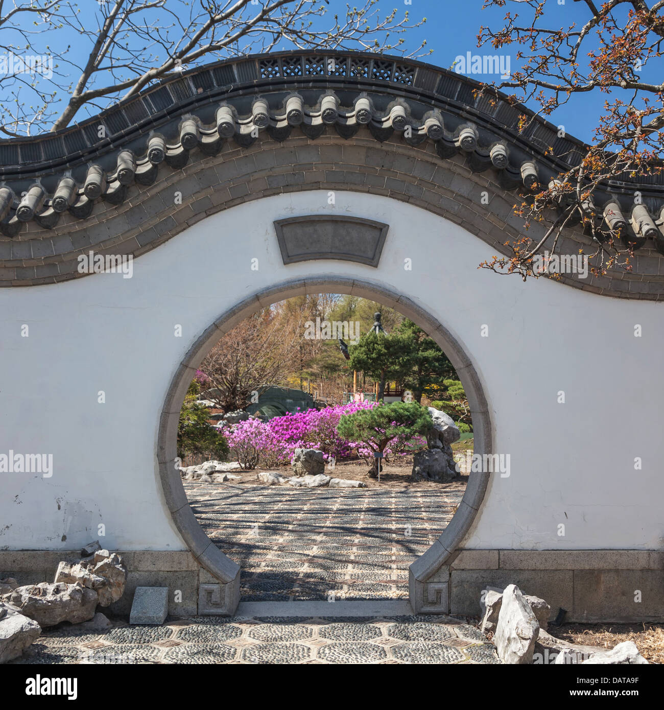Chinese moon gate hi-res stock photography and images - Alamy