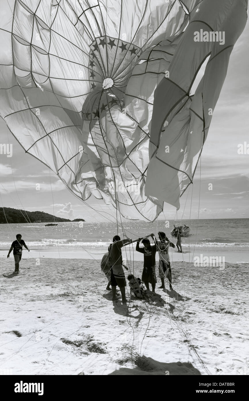 Parasail operators untangle customer from a canopy, southern Thailand ...
