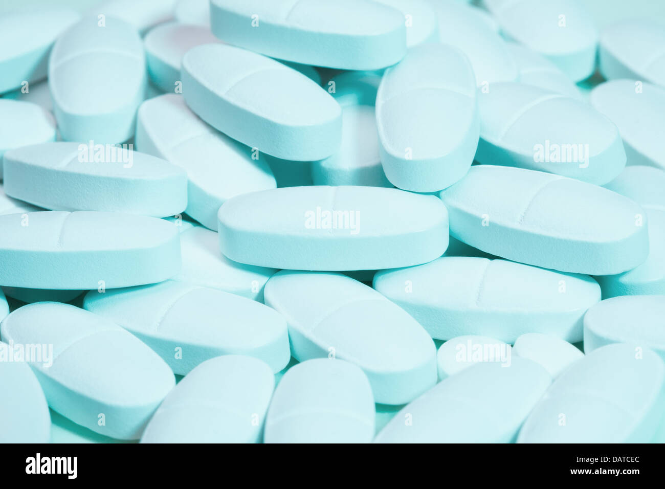 Large group of prolonged white tablets drugs laying Stock Photo - Alamy