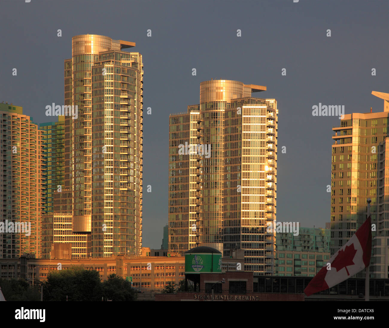 Toronto apartment building hi-res stock photography and images - Alamy