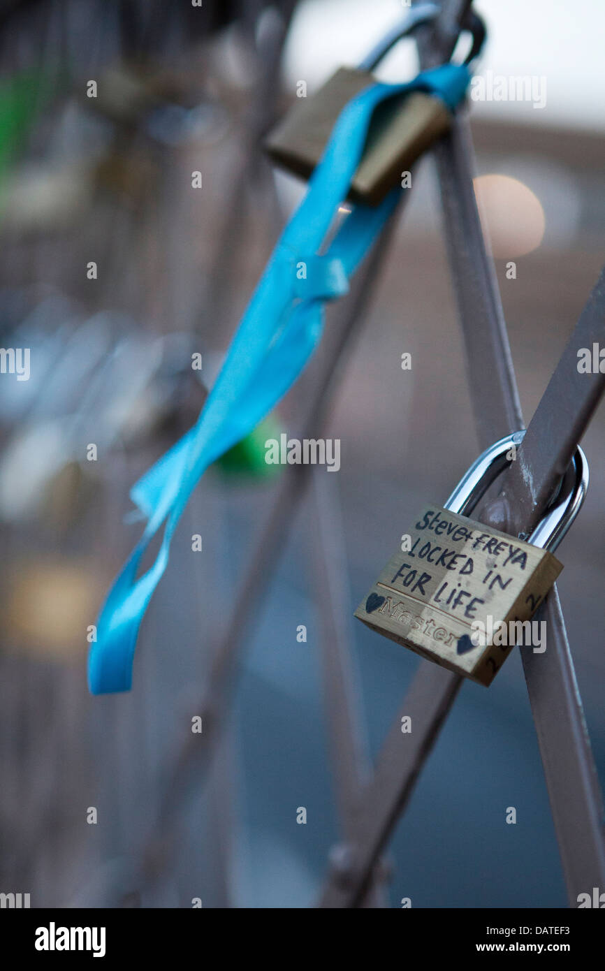 Love lock brooklyn bridge hi-res stock photography and images - Alamy