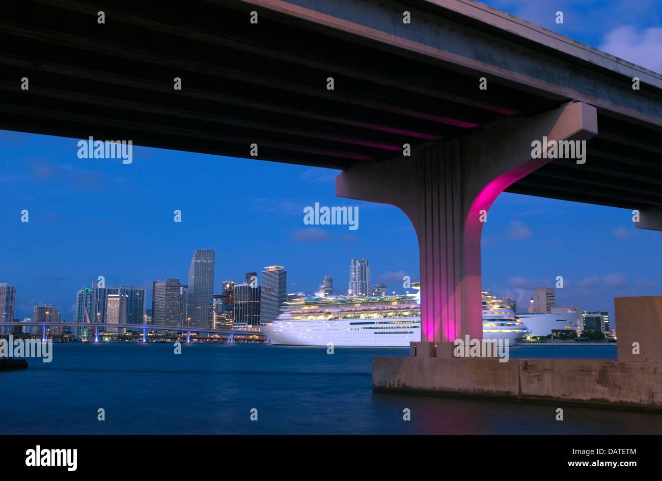 CRUISE SHIP PORT OF MIAMI MAC ARTHUR CAUSEWAY DOWNTOWN SKYLINE MIAMI ...
