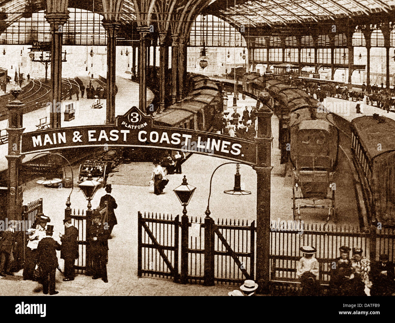Brighton railway station hi-res stock photography and images - Alamy