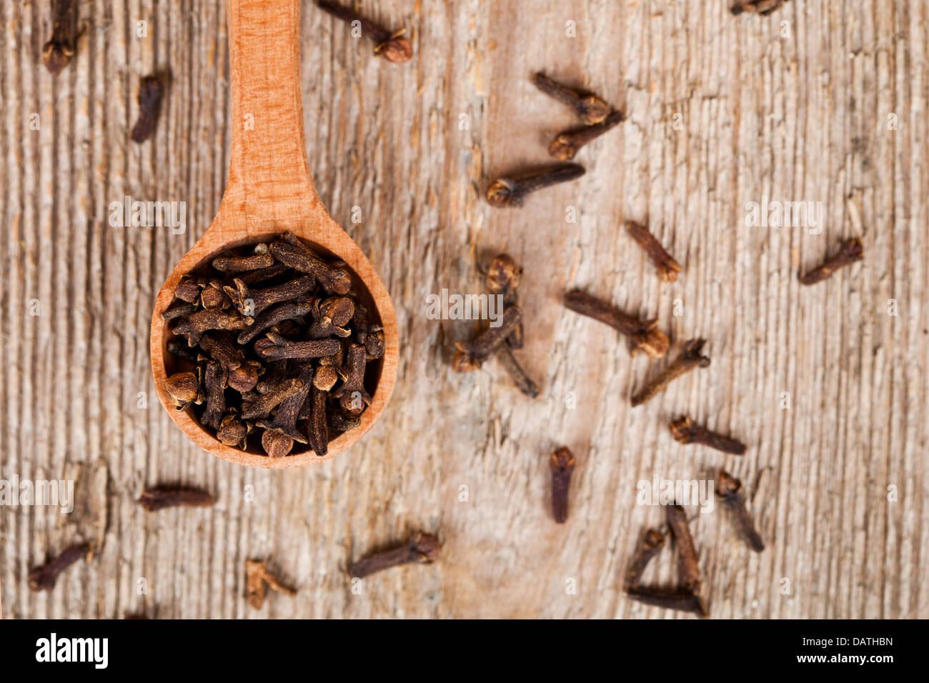 cloves in wooden spoon Stock Photo - Alamy