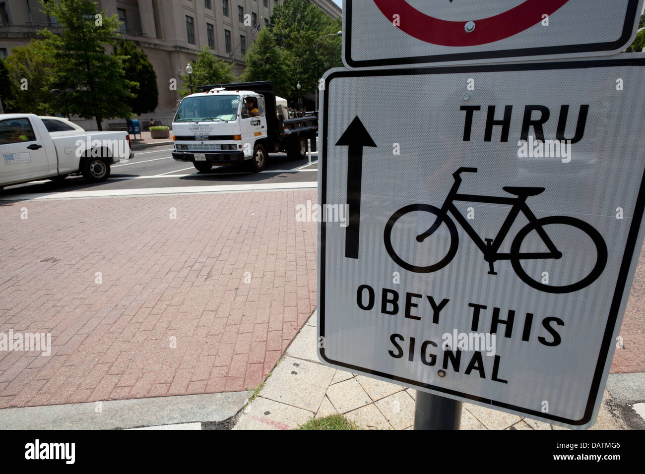 Bicycle road sign Stock Photo - Alamy