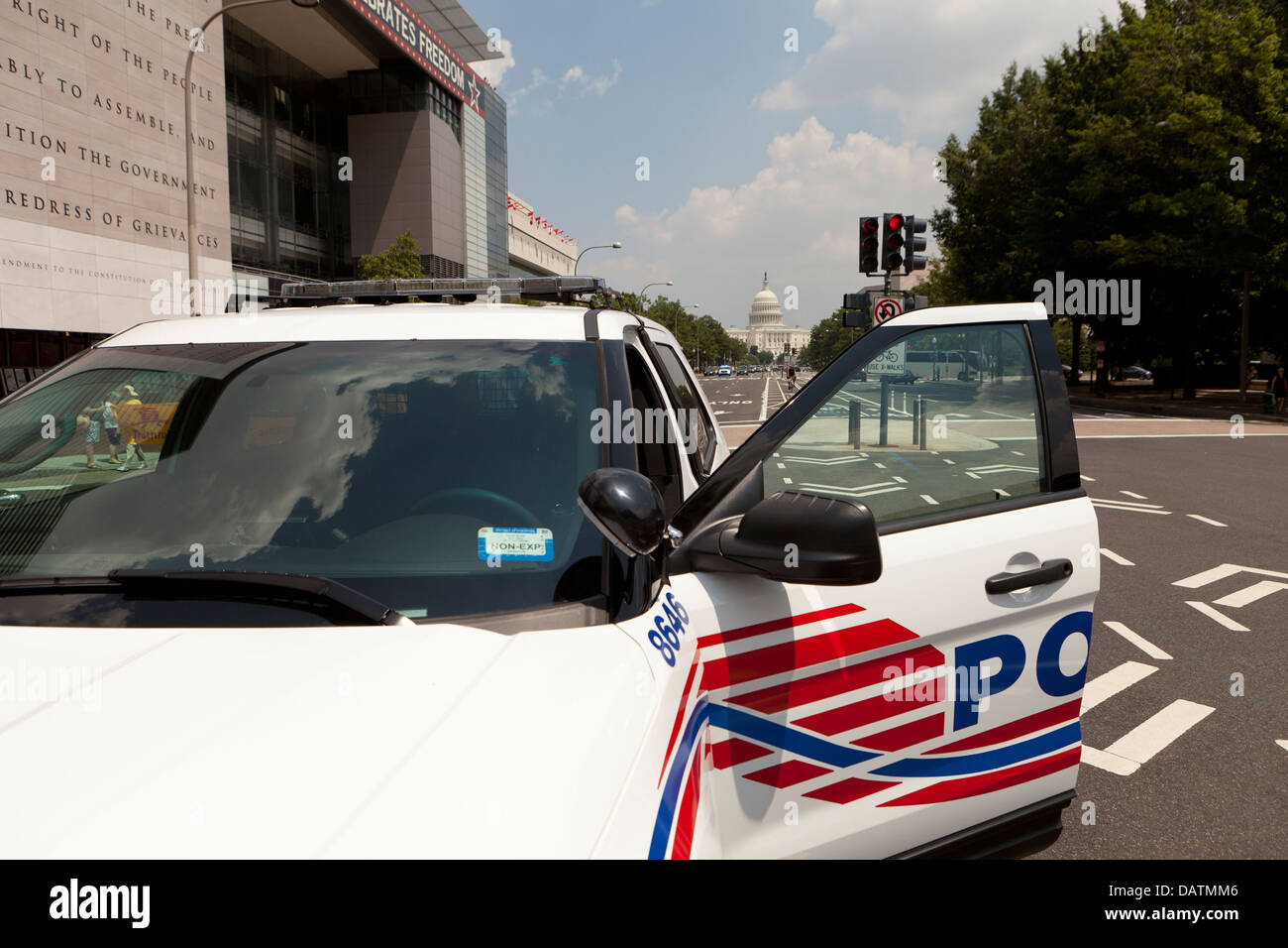 Police car with the capitol hi-res stock photography and images - Alamy