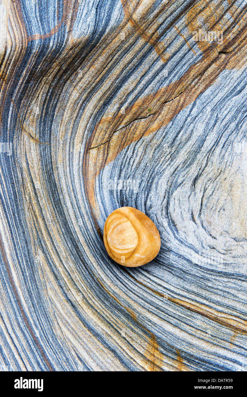 Sandstone rock strata and pebble pattern. Northumberland Coastline ...