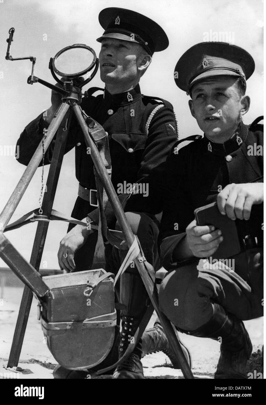 military, Australia, army, signallers with heliograph, circa 1940 ...
