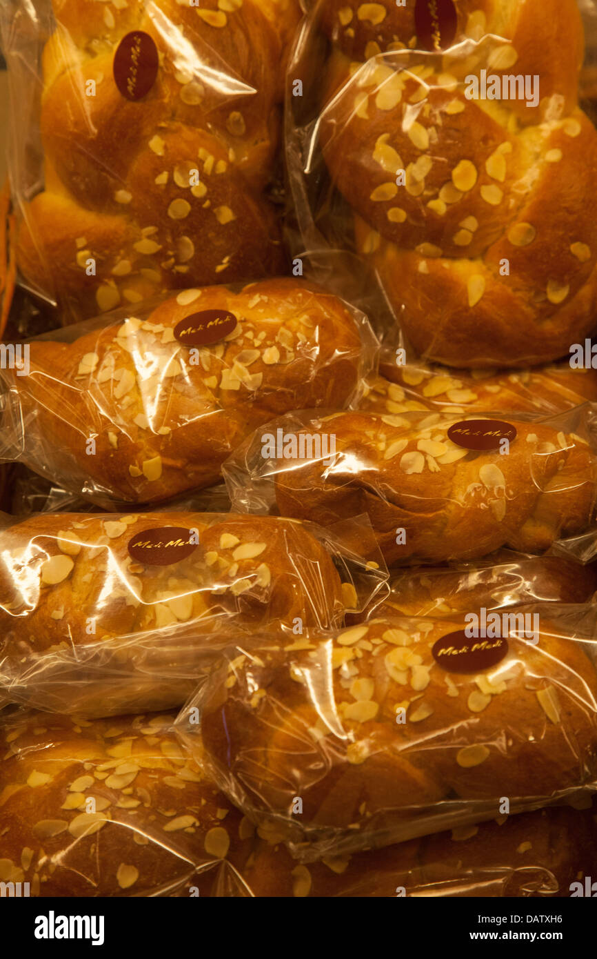 buns in confectionery Stock Photo - Alamy