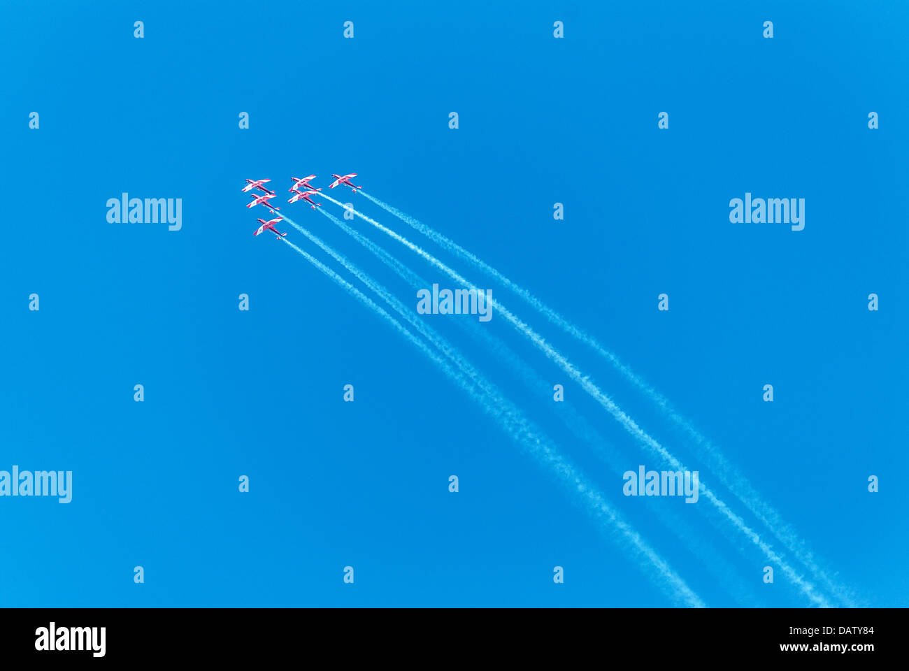 The RAAF's elite formation aerobatic display team, the Roulettes ...