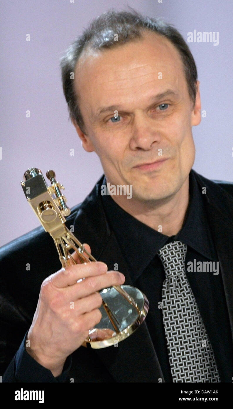 The actor Edgar Selge holds his trophy in his hand at the award ...