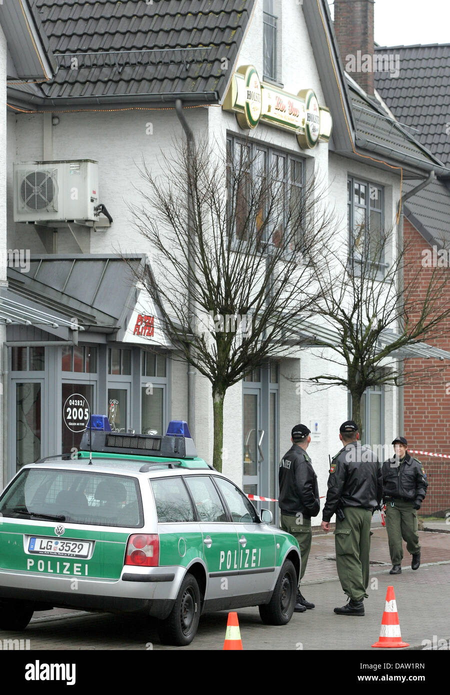 Police officers in a restaurant hi-res stock photography and images - Alamy