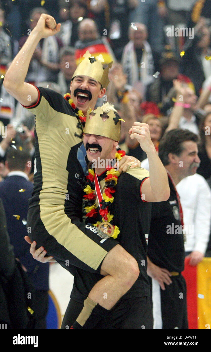 German national handball team players Spieler Pascal Hens (R) and ...