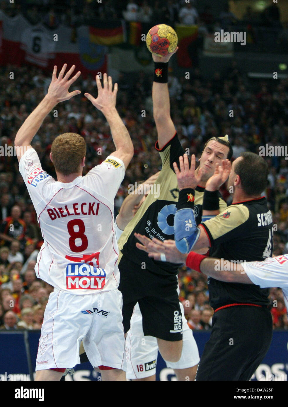 German international Pascal Hens (C) tries to score during the 2007 ...