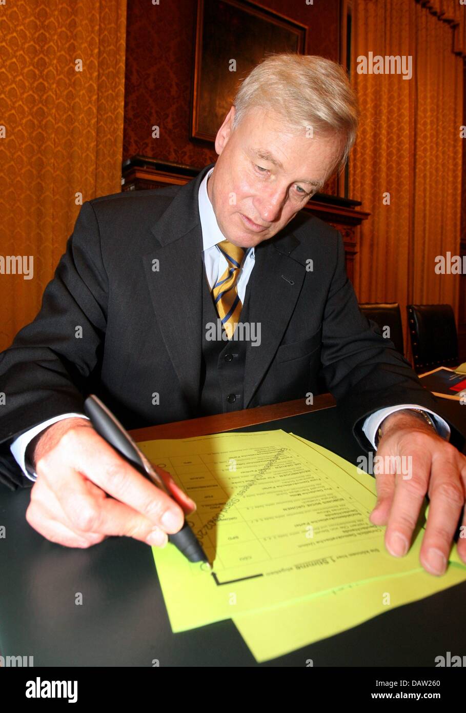 Registring hi-res stock photography and images - Alamy