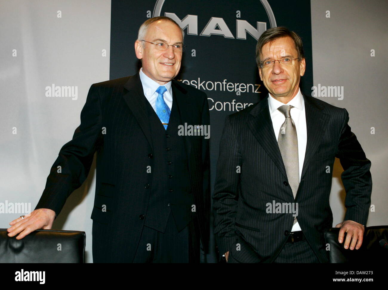 Hakan Samuelsson (R), CEO of MAN, and CFO Karlheinz Hornung (L ...