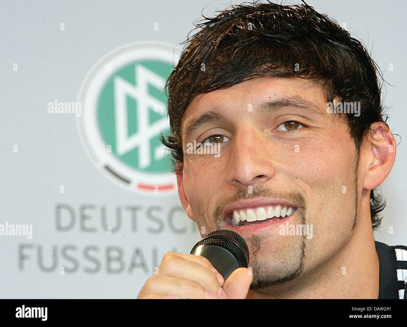 Faces of duesseldorf hi-res stock photography and images - Alamy