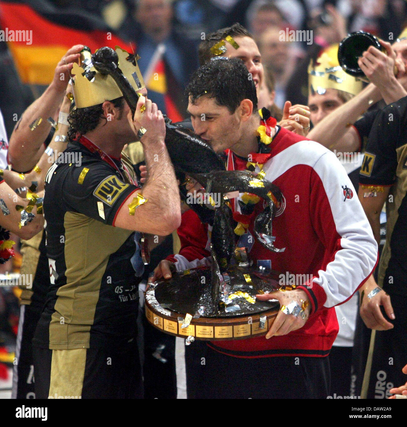 German goalie Henning Fritz (C) kisses the trophy to the 2007 Handball ...