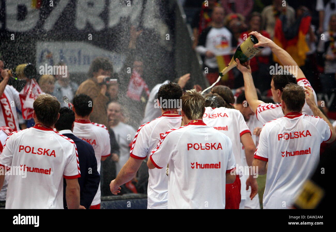 The Polish players celebrate being the 2007 Handball World Champion ...