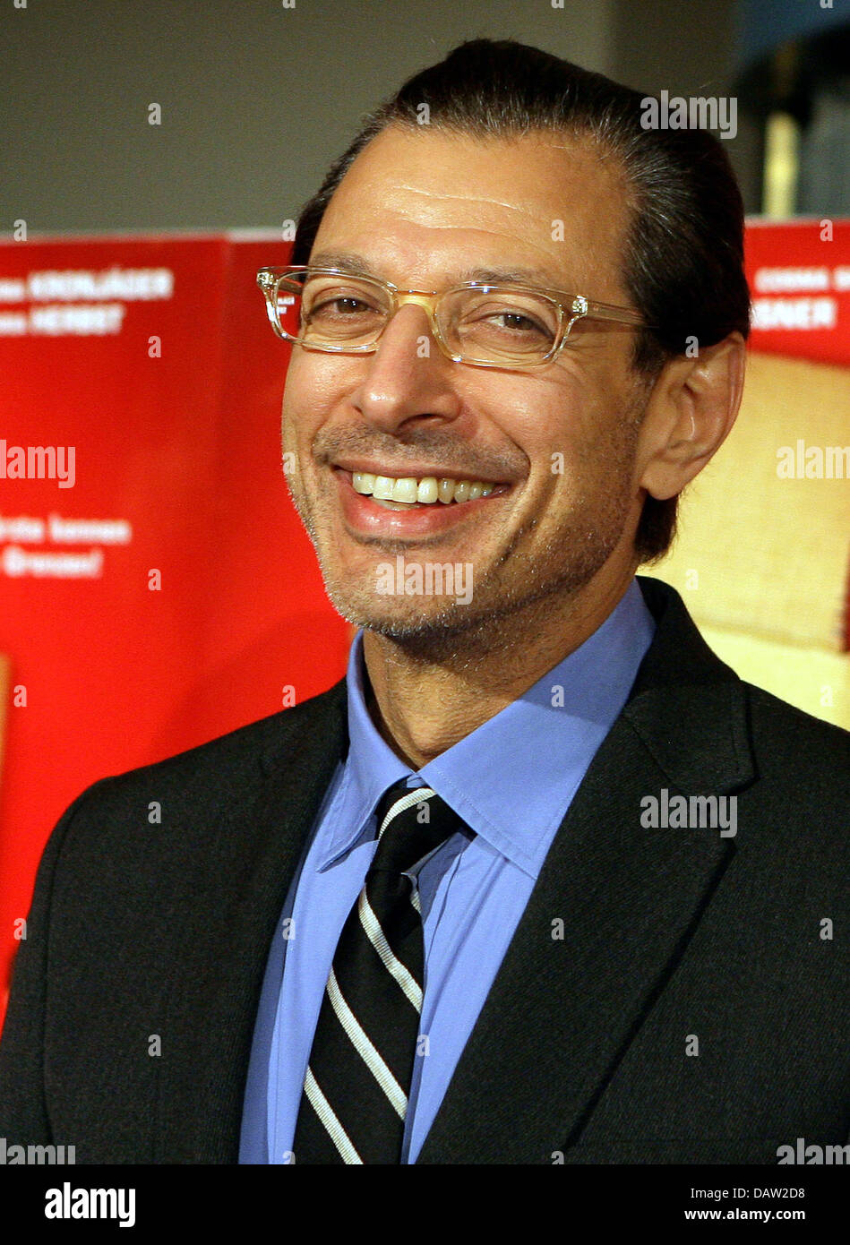 US-American actor Jeff Goldblum smiles at the premiere of the German ...