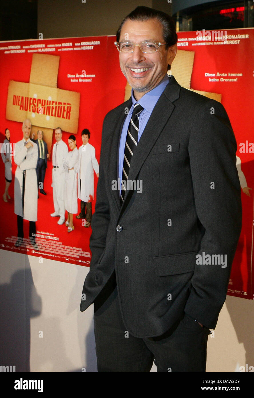 US-American actor Jeff Goldblum smiles at the premiere of the German ...
