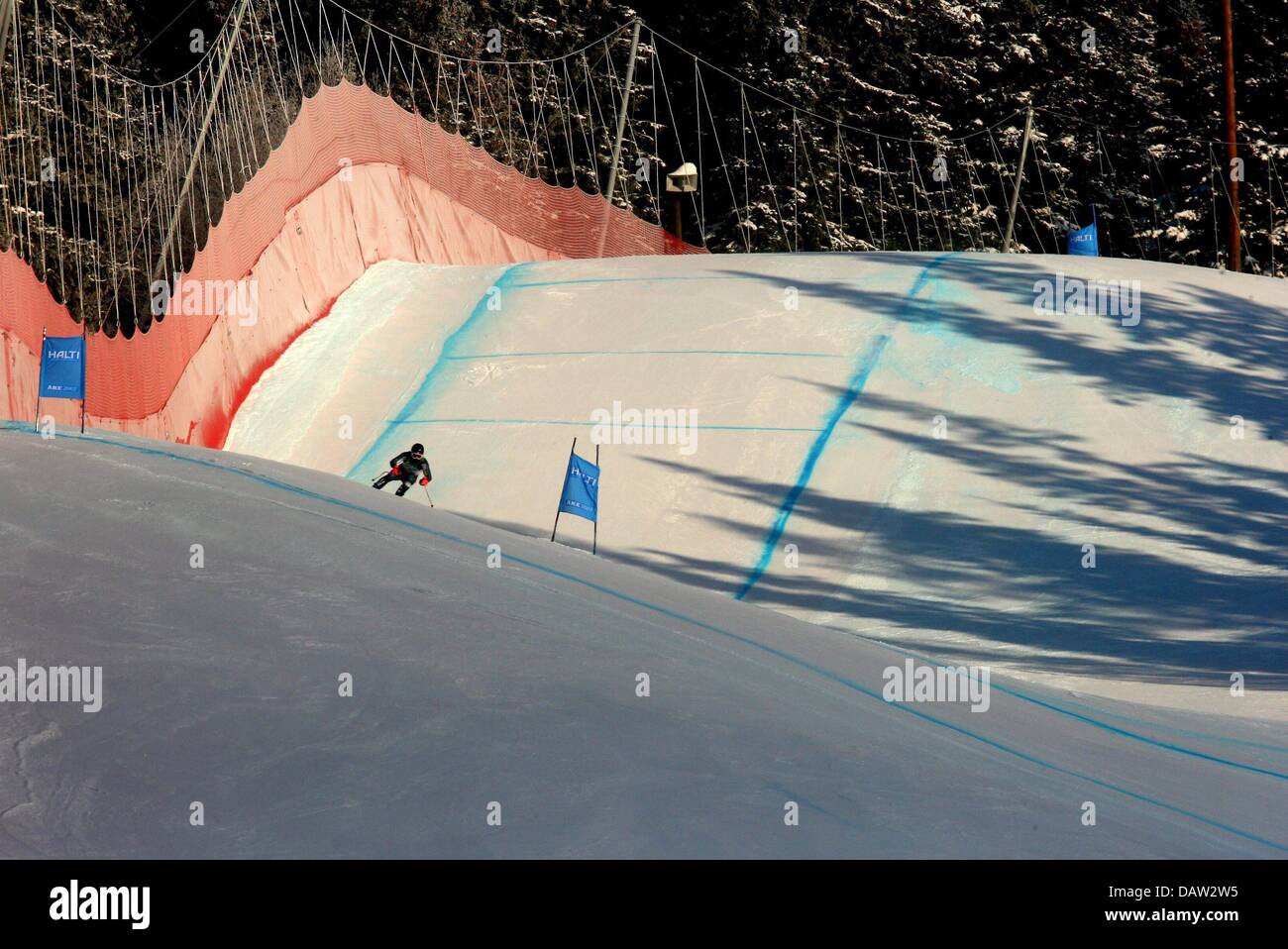 Scott Macartney from the US paces down the track during the second Men ...