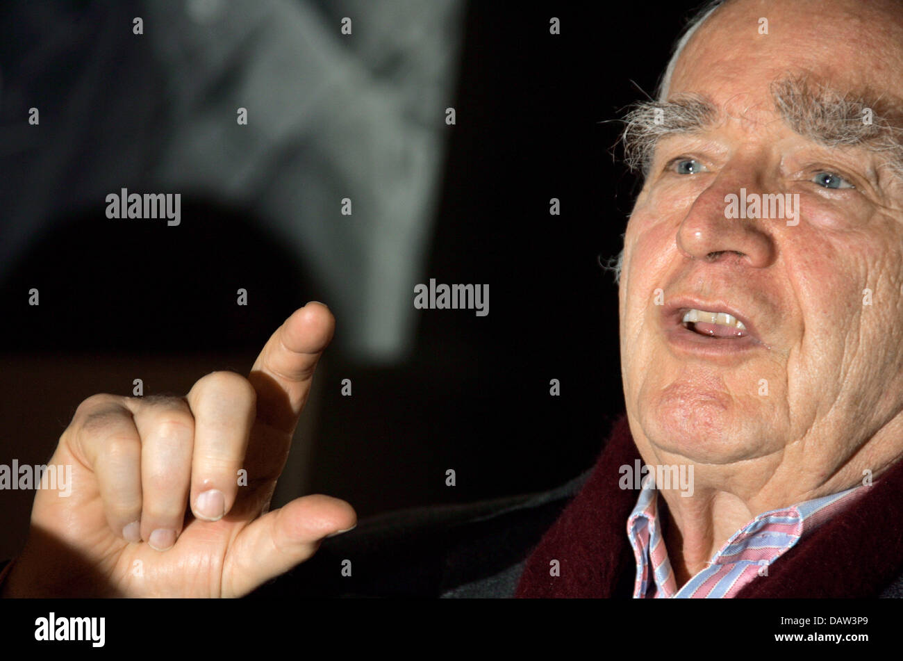 German author Martin Walser speaks and gestures at a press conference ...