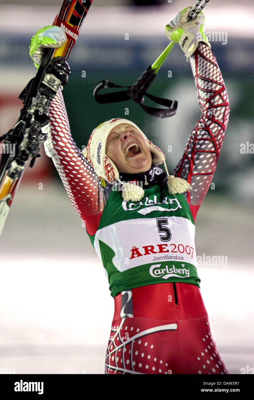 Sports spo alpine skiing female gesture happy facial expression skiing ...