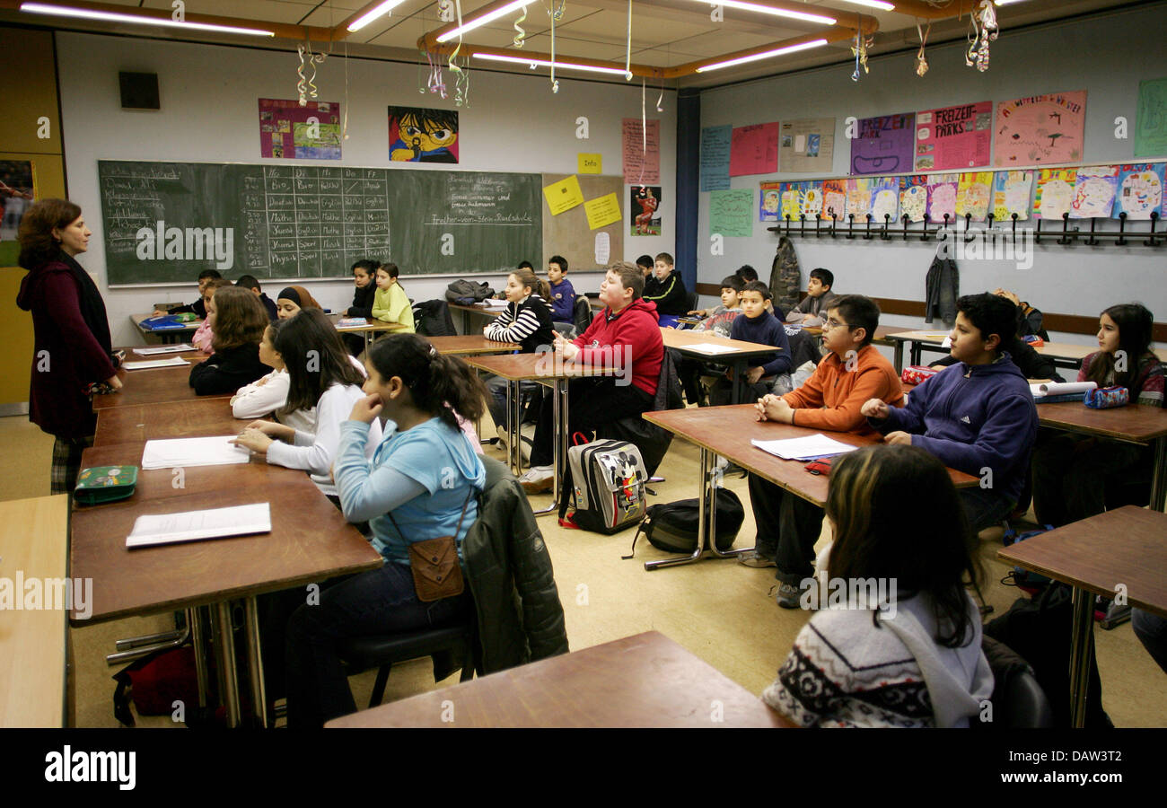 Muslim fifth grade pupils attend an islamic religion lesson at the ...
