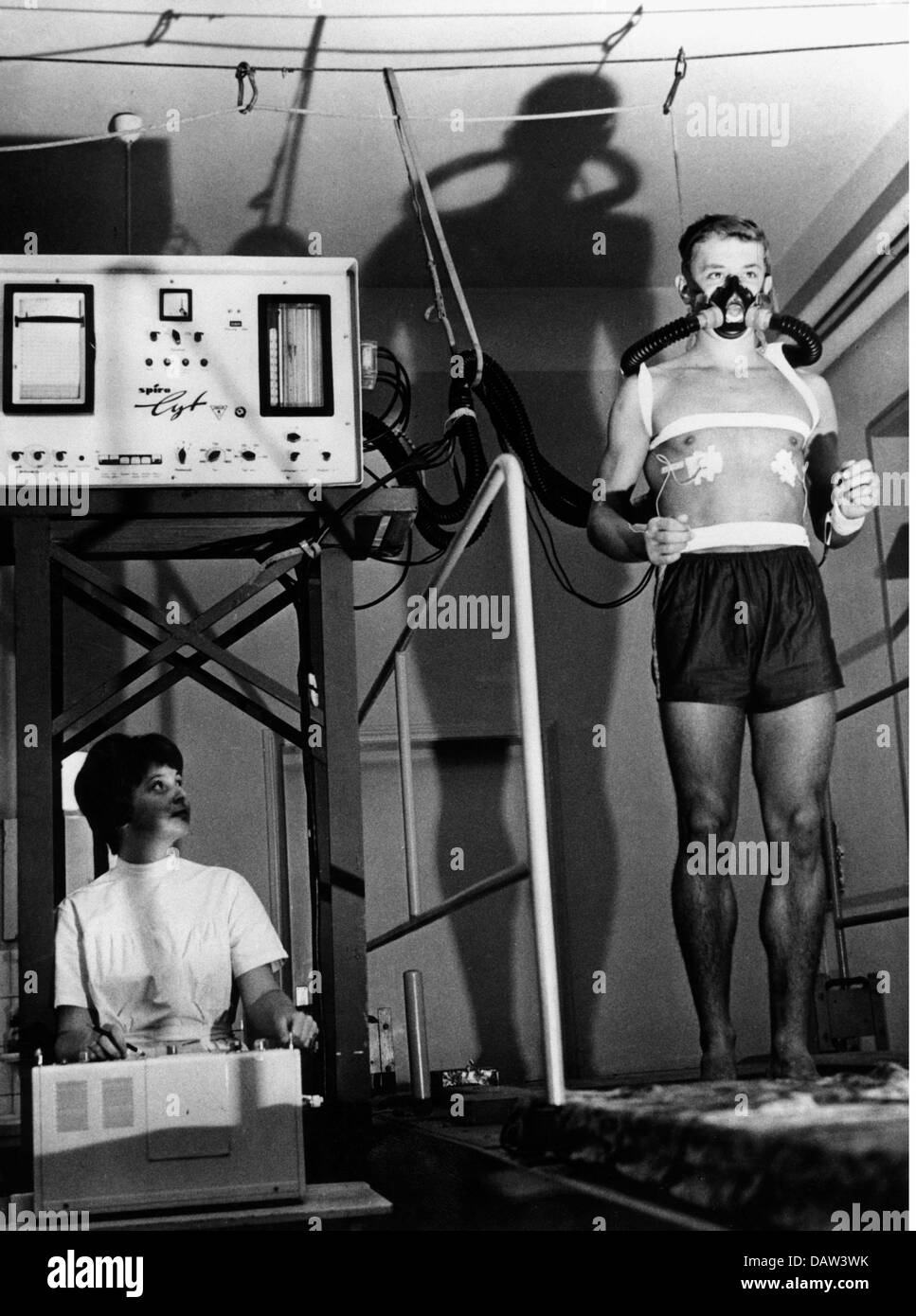 Oxygen mask on treadmill Black and White Stock Photos & Images - Alamy
