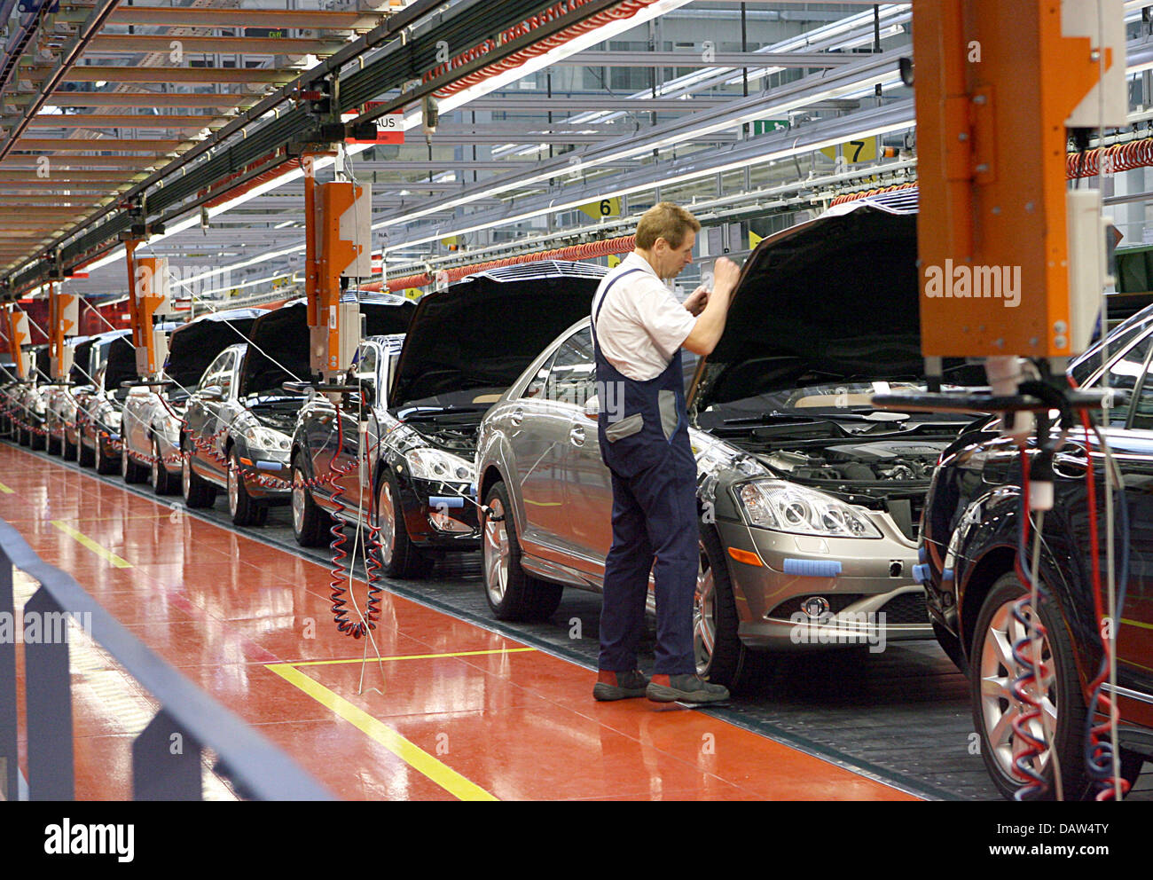 An employee of carmaker DaimlerChrysler AG is pictured during the ...
