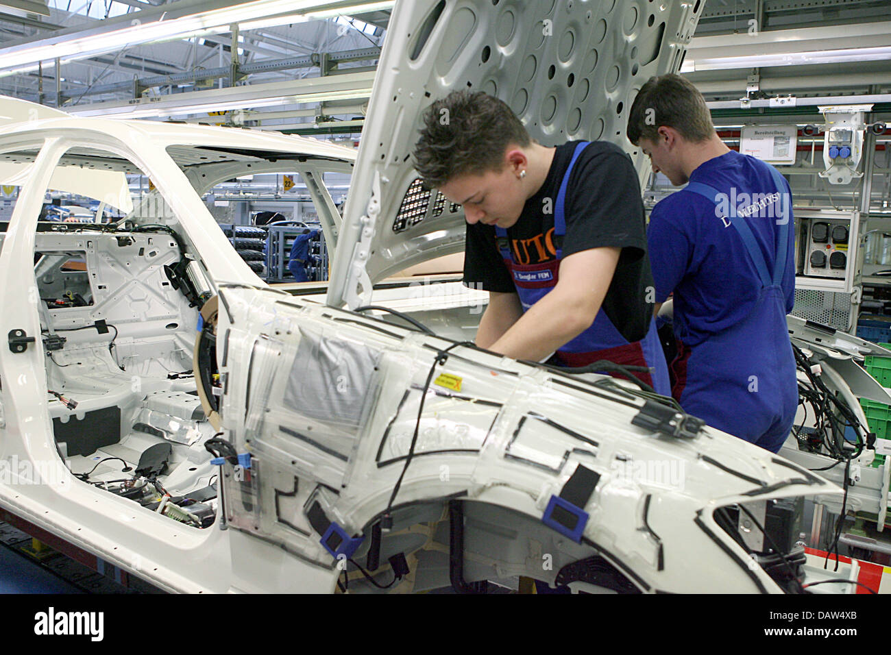 Employees of carmaker DaimlerChrysler AG are pictured during the ...
