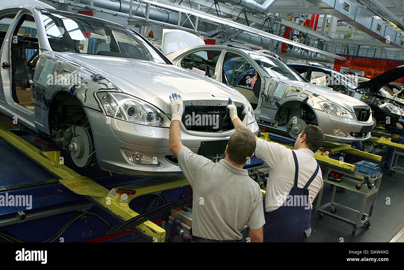 Employees of carmaker DaimlerChrysler AG are pictured during the ...