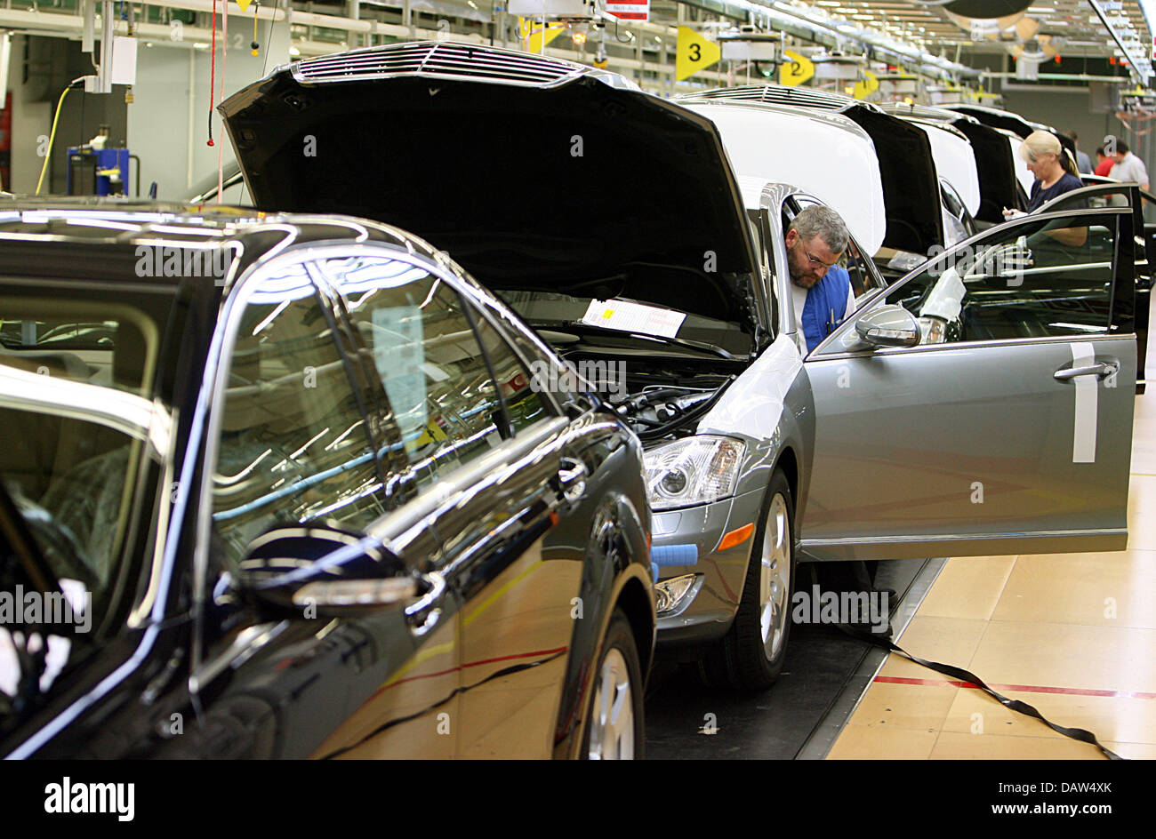 Employees of carmaker DaimlerChrysler AG are pictured during the ...