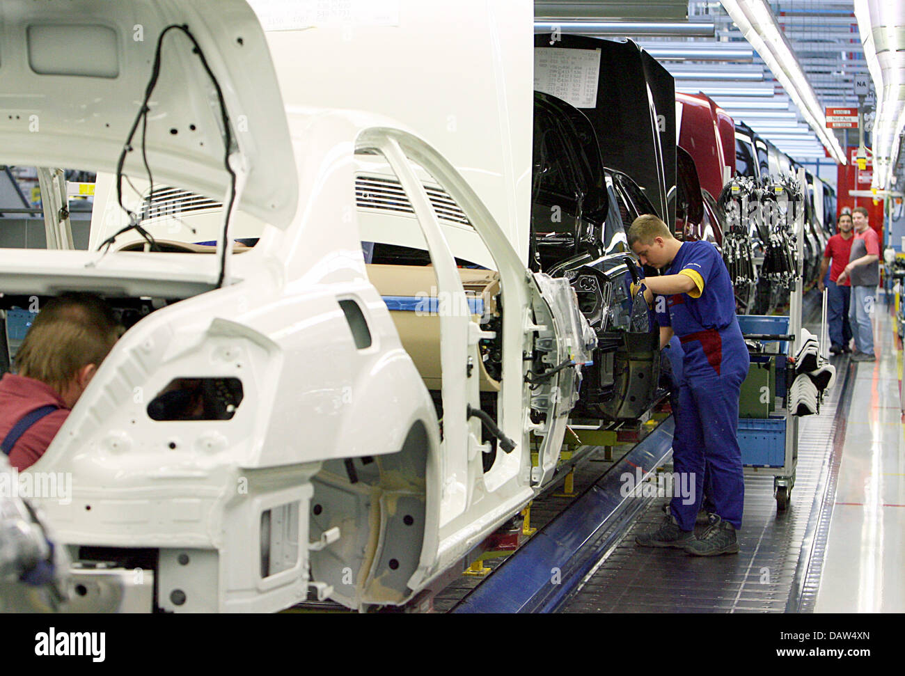 Employees of carmaker DaimlerChrysler AG are pictured during the ...