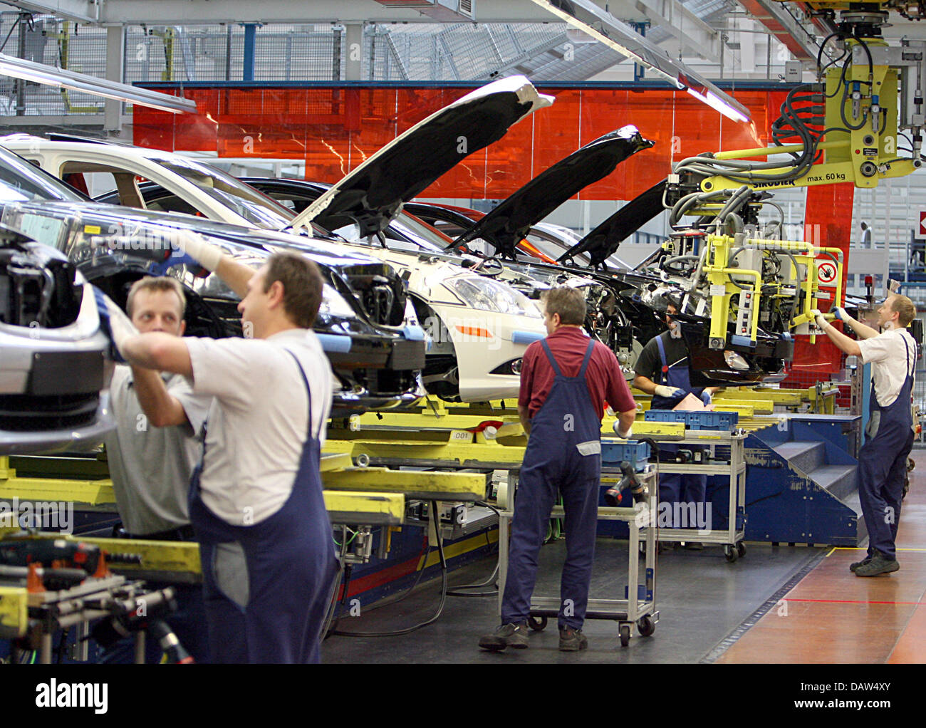 Employees of carmaker DaimlerChrysler AG are pictured during the ...