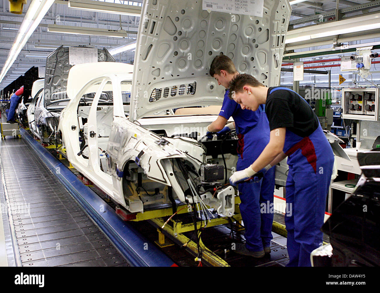 Employees of carmaker DaimlerChrysler AG are pictured during the ...