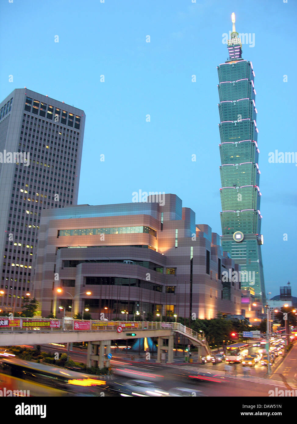 (dpa file) The picture shows the Taipei 101 (R) in Taipei, Taiwan, 26 ...