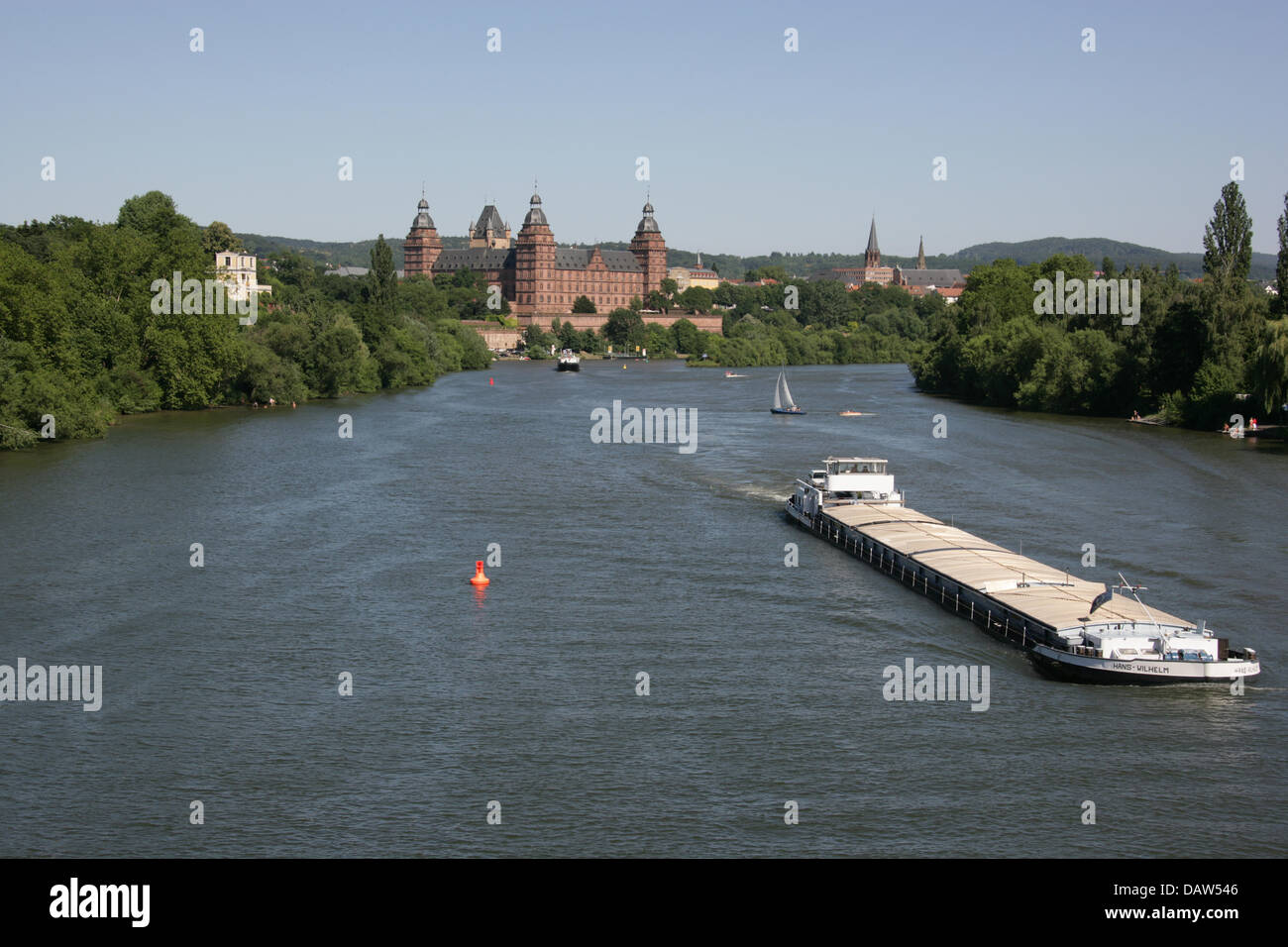 (dpa files) - The photo shows Castle Johannisburg on the banks of the ...