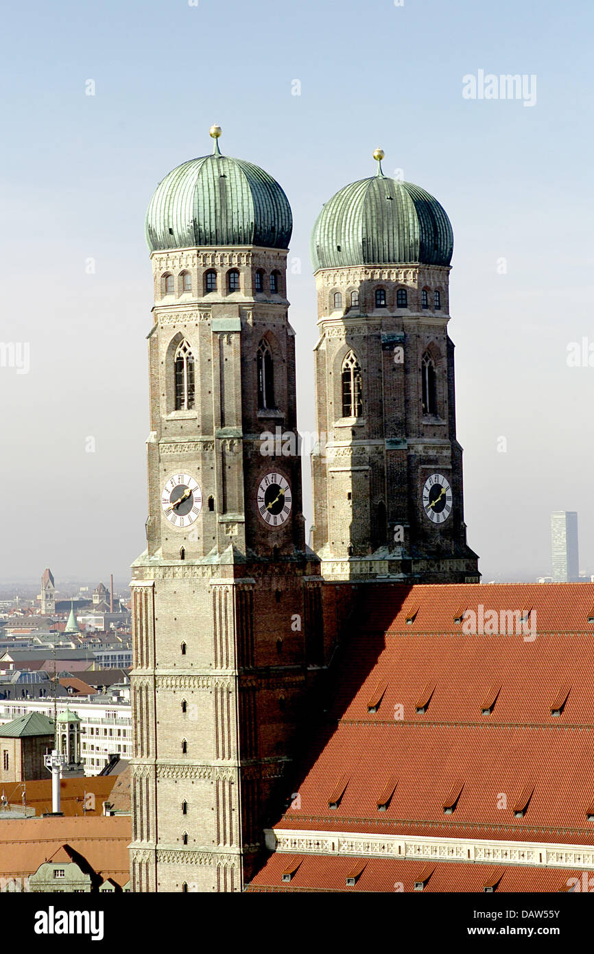 The photo shows the twin spire of the Church of our Lady in Munich ...
