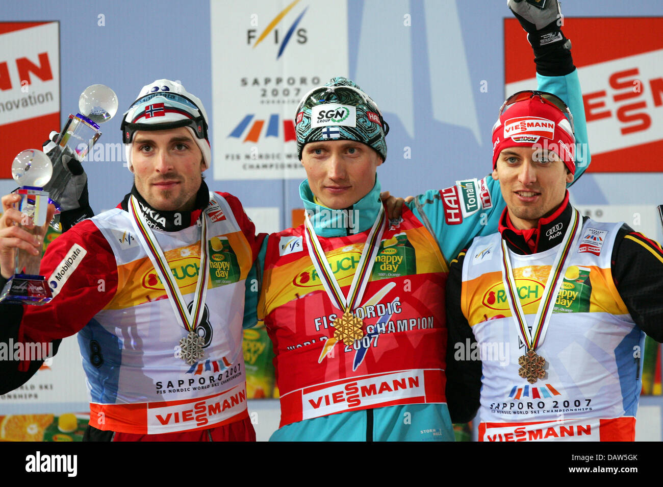 Winner Hannu Manninen from Finland (C), Norwegian runner-up Magnus Moan ...