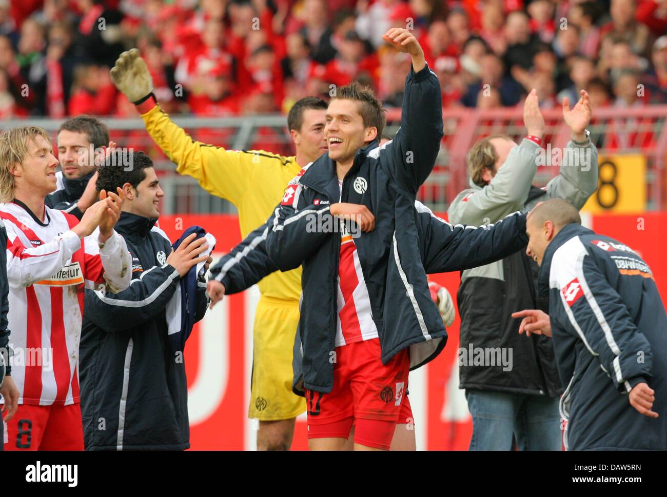 The players of Mainz cheer winning the Bundesliga match FSV Mainz 05 v ...