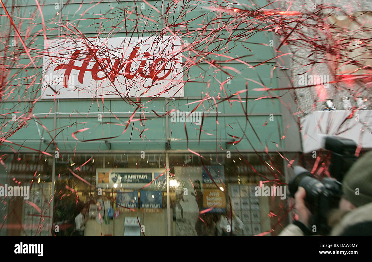 The picture shows confetti rain upon the presentation of the new Hertie ...