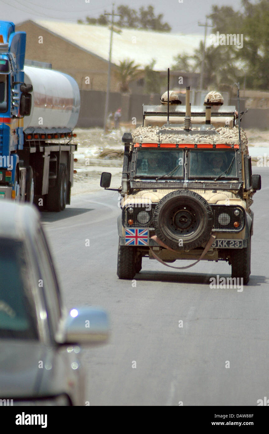 (dpa file) Soldiers of the Queen's Royal Hussars patrol Basra, Iraq ...