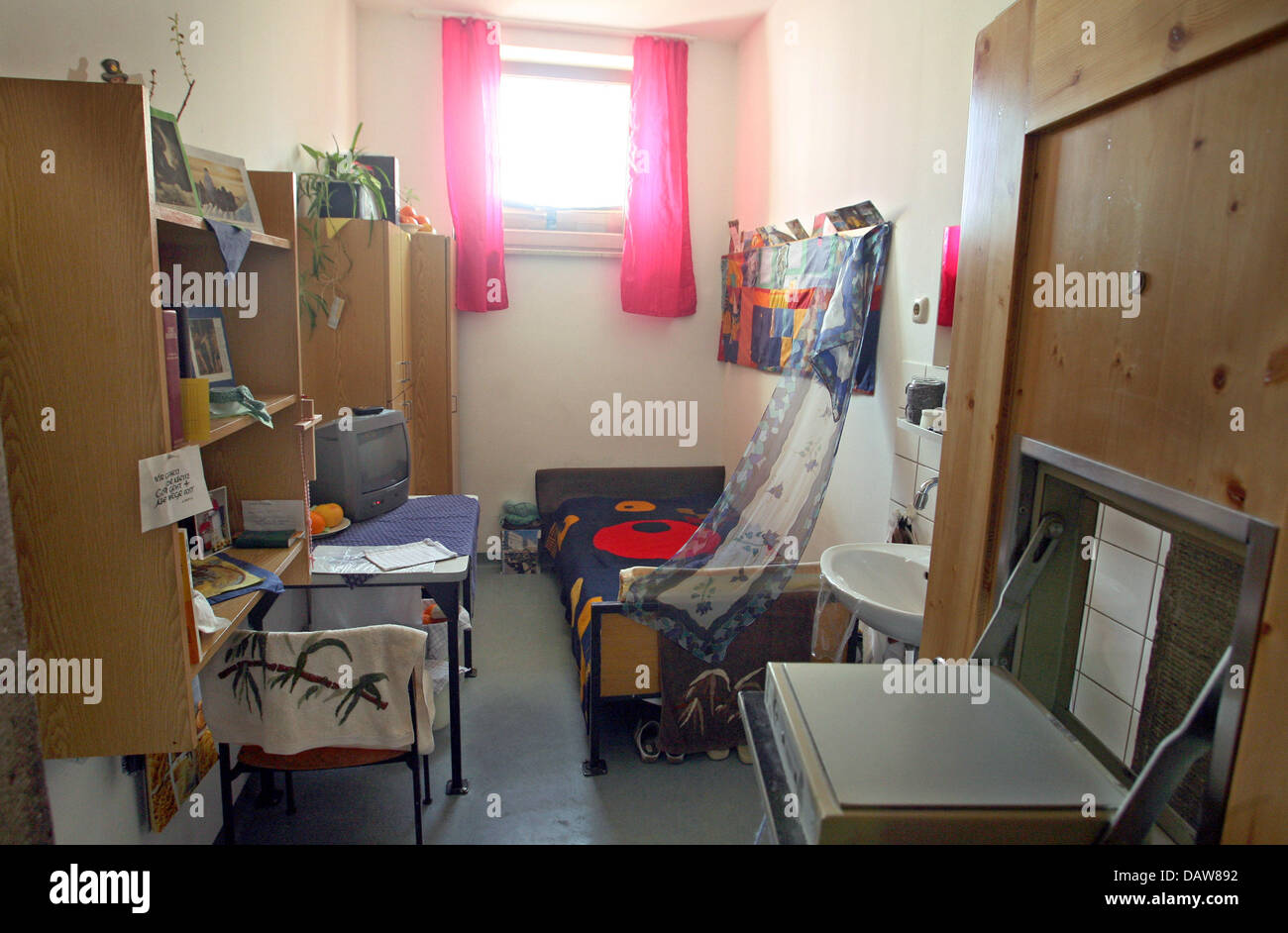 View into a solitary cell of the correctional facility Aichach, Germany ...