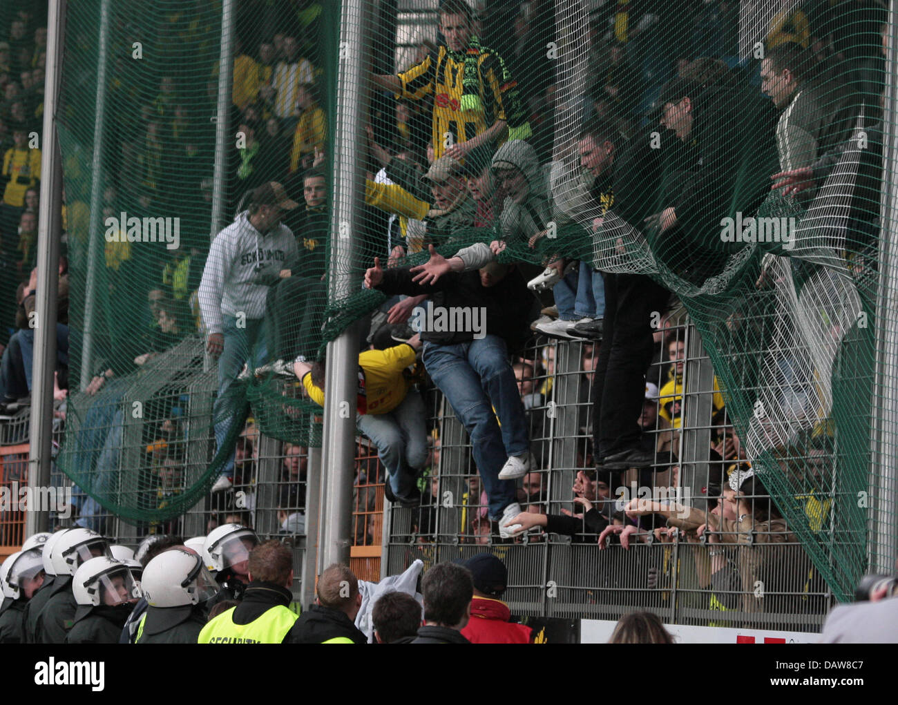 Police forces have a close eye on the angry fans of Dortmund after the ...