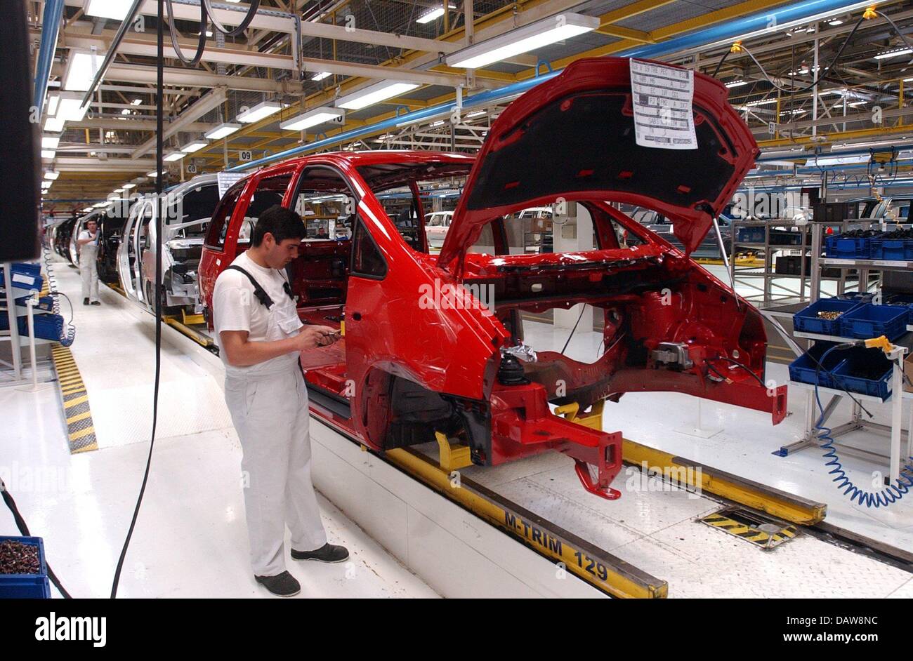 (FILE) The picture shows an assembly line in the Volkswagen (VW) plant ...