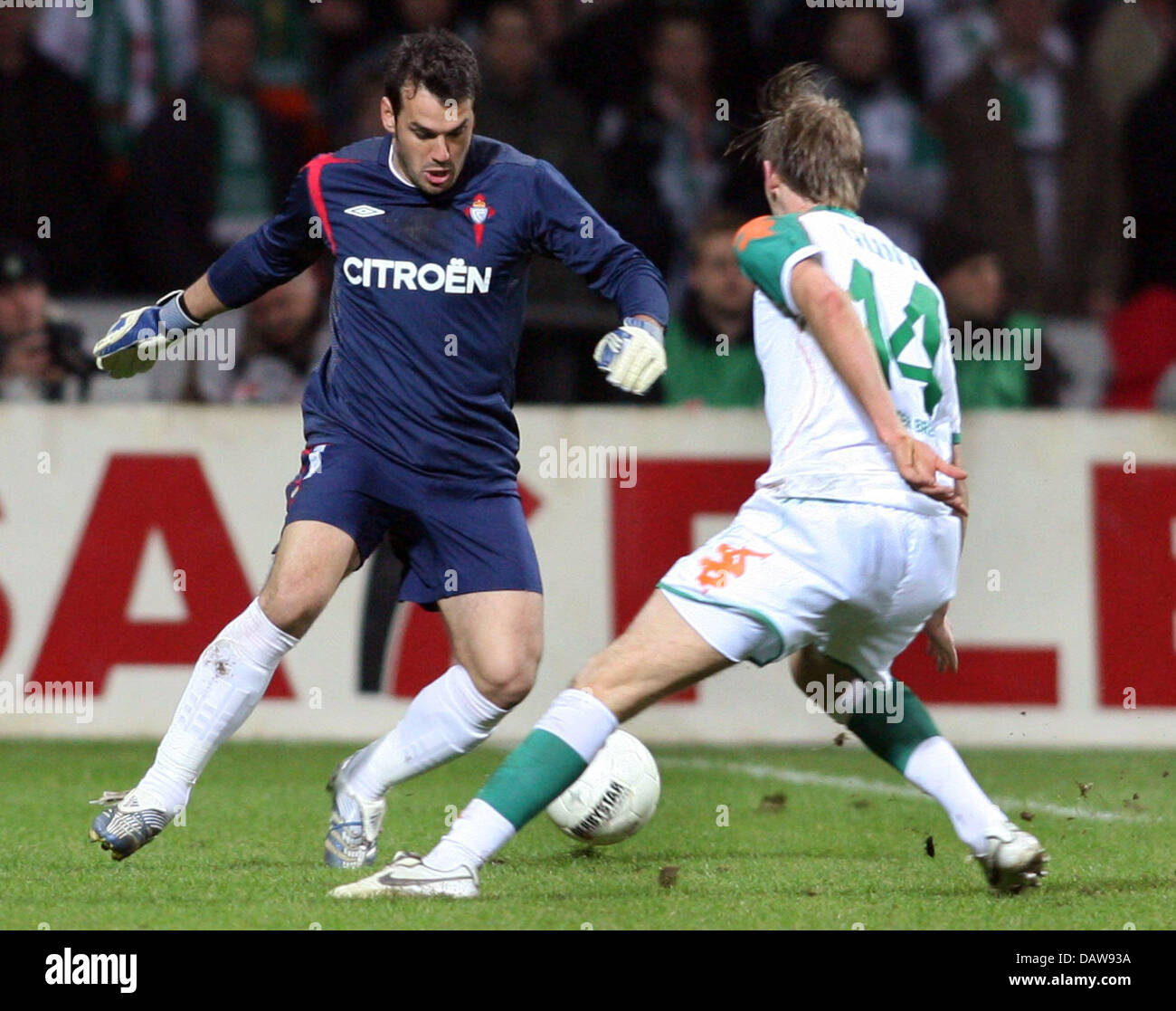 Celta goalie Esteban Suarez (L) clears the ball from Bremen's Aaron ...