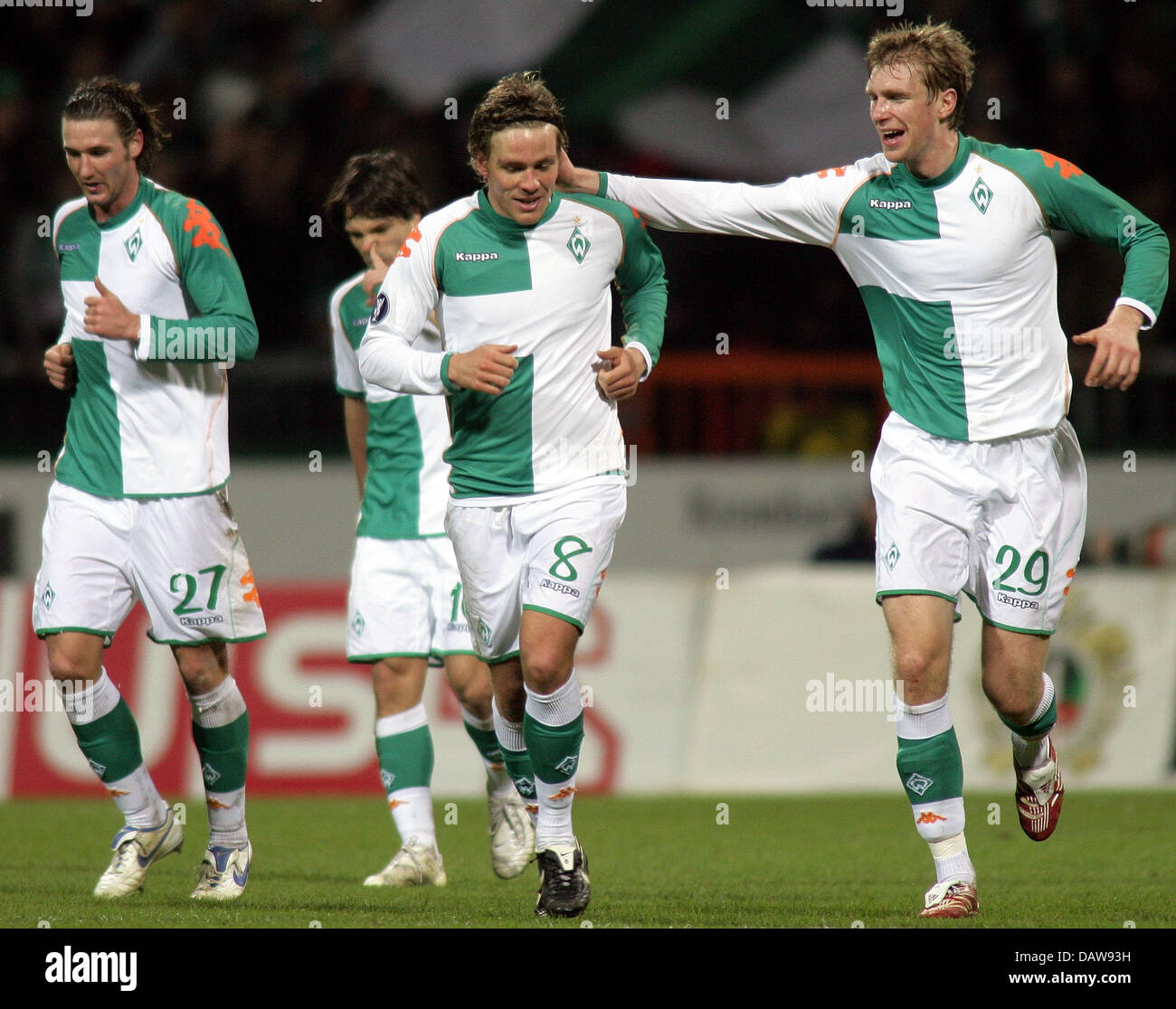 Clemens fritz (2ndR) of Bremen is cheered by his team-mates for scoring ...