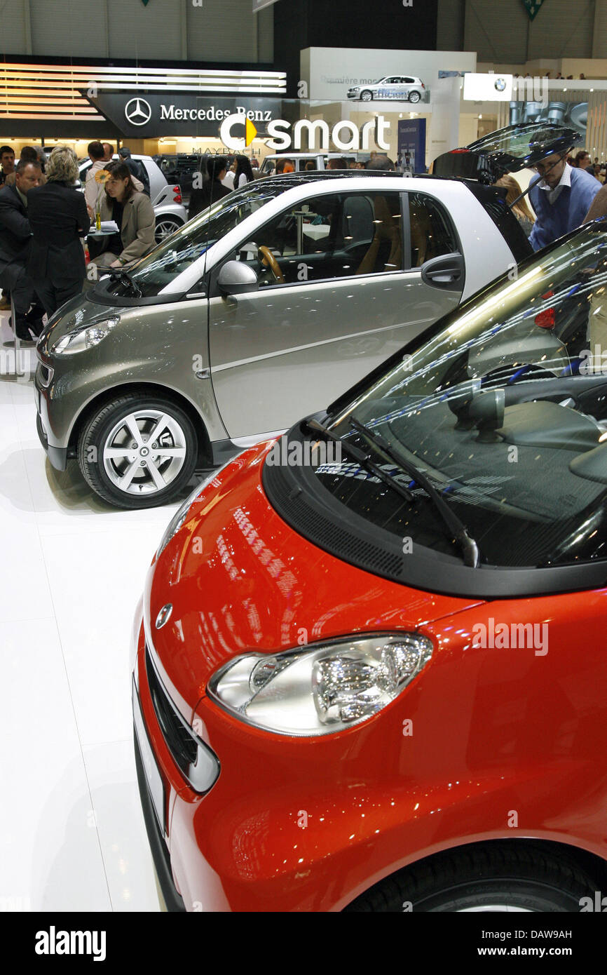 The picture shows two Smart Fortwo at the booth of the German ...